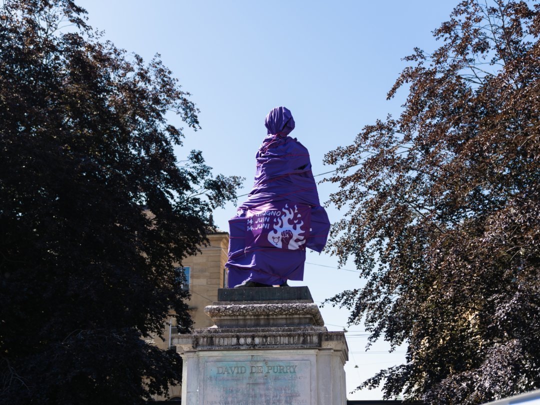 La statue de David de Pury parée de violet pour la grève féministe La statue de David de Pury parée de violet pour la grève féministe