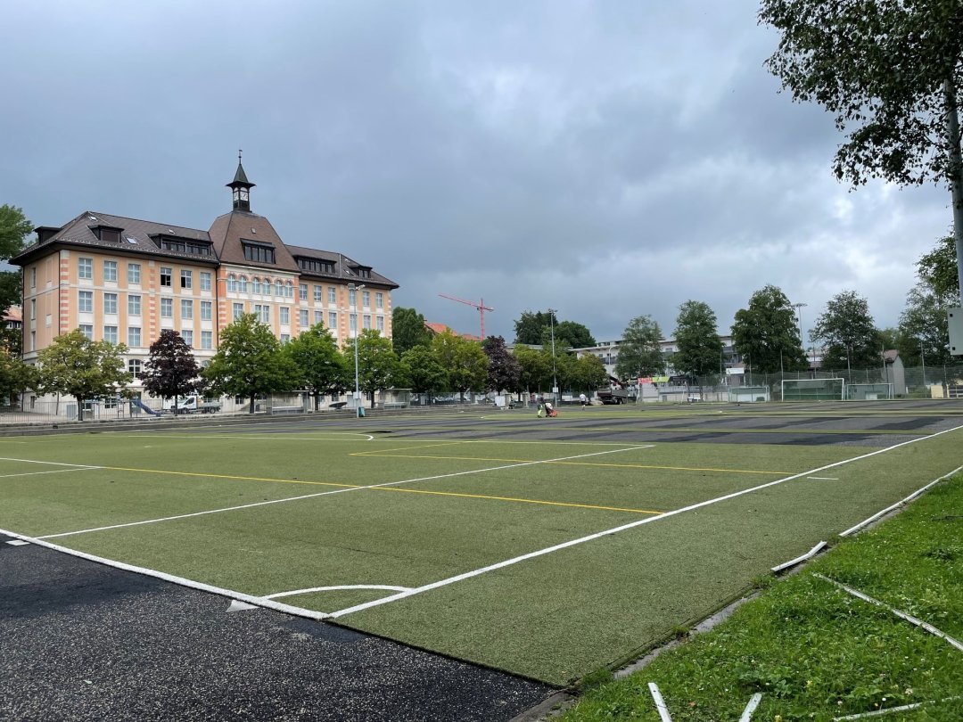 La Chaux De Fonds Une Nouvelle Pelouse Pour Le Collège De La Charrière